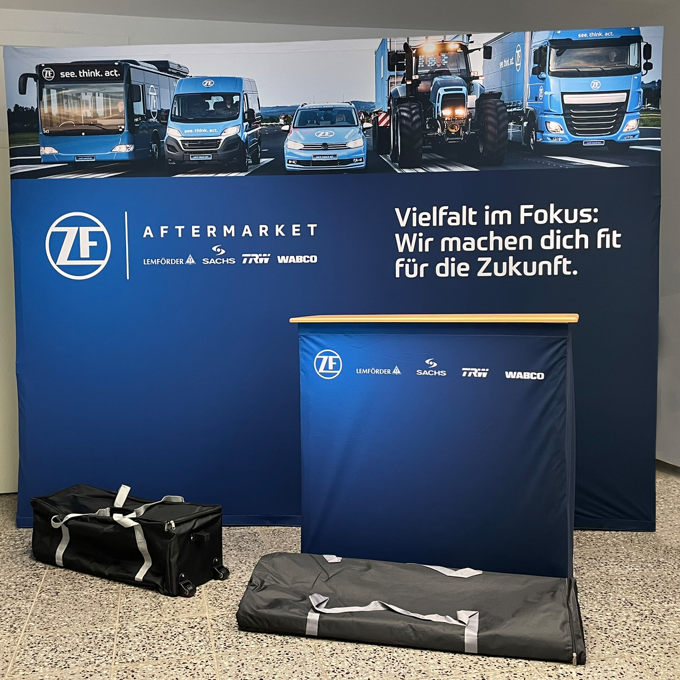 Fabric-TEX Faltdisplay und Counter für ZF - Werbedisplay Systeme